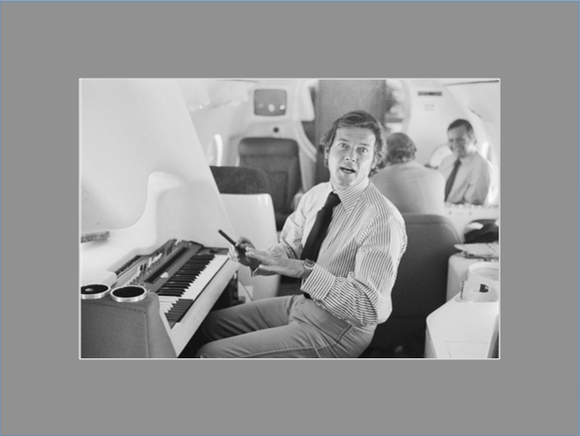 [ROGER MOORE, LO 007 GALANTE]